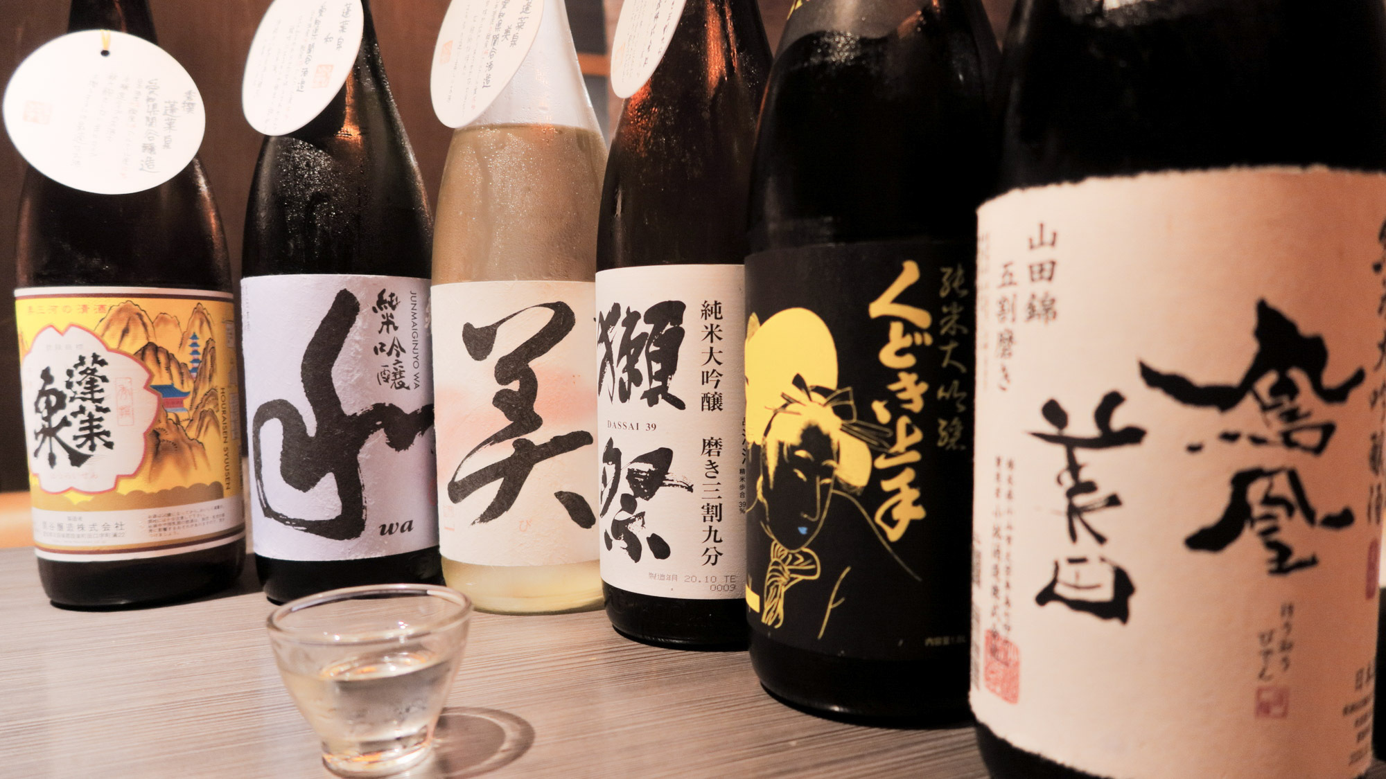 東京都内｜おすすめの「日本酒飲み放題」7選！セルフ式に時間無制限、50種以上の地酒が揃う店も | favy[ファビー]