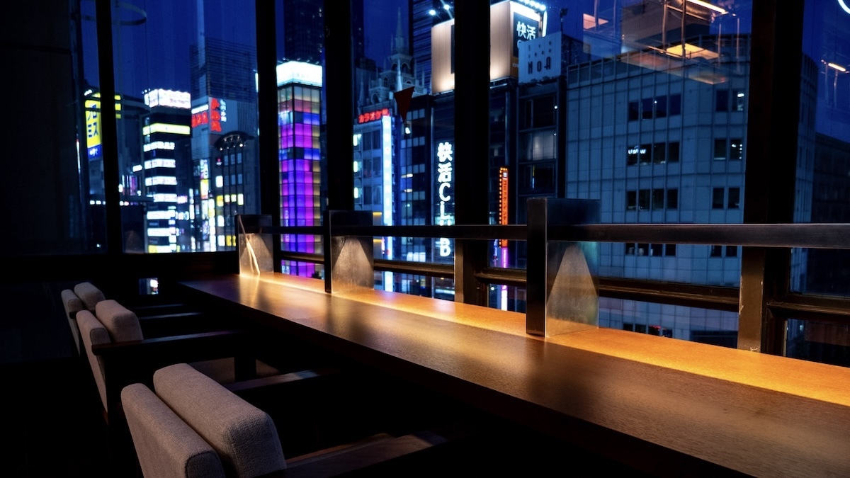 【新宿】日本一のバーガーにハシゴ酒、〆パフェも！個性的な11店舗が集結したフードホール『reDine 新宿』 | favy[ファビー]